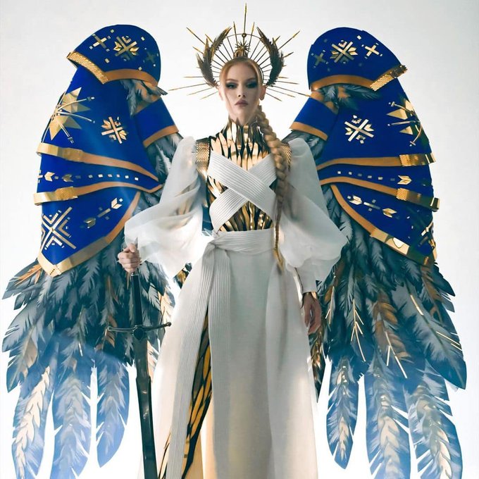 Miss Ucrania luce traje de "Guerrera de Luz" en Miss Universo, haciendo ...